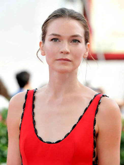 Hannah Gross_Baiduwiki