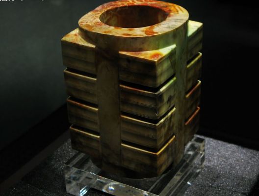 jade cong（A tubular ancient Chinese jade ritual object with a circular ...