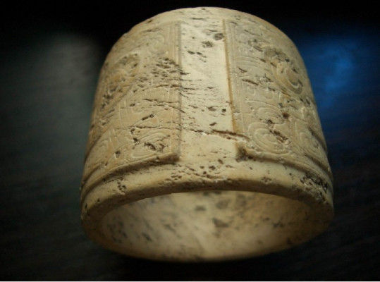 jade cong（A tubular ancient Chinese jade ritual object with a circular ...
