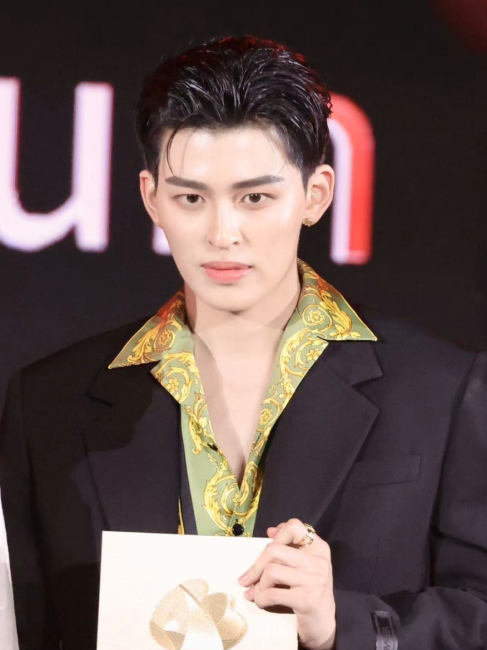 ณราวิชญ์ เลิศรัตน์โกสุมภ์（Thai male actor）_Baiduwiki